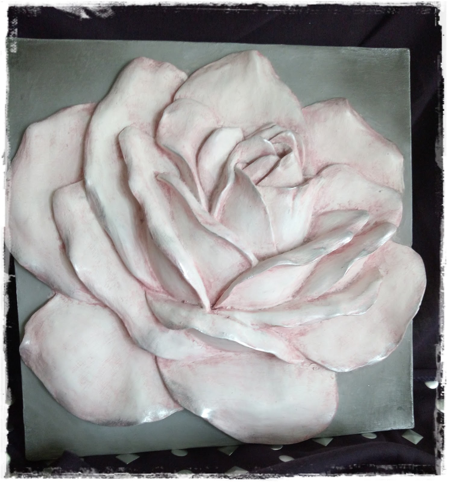 El Refugio de Lirtea: ROSAS DE RESINA PINTADAS Y PATINADAS