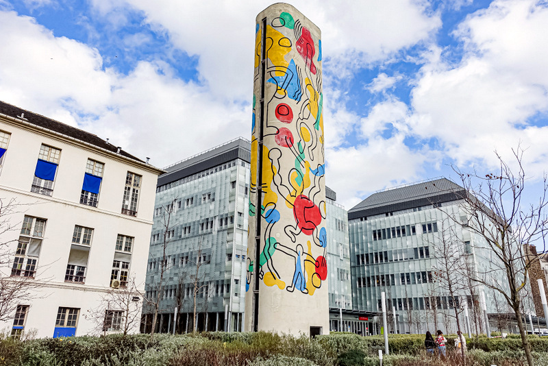 Paris : Tour Keith Haring, le totem pop art de l'Hôpital Necker Enfants ...
