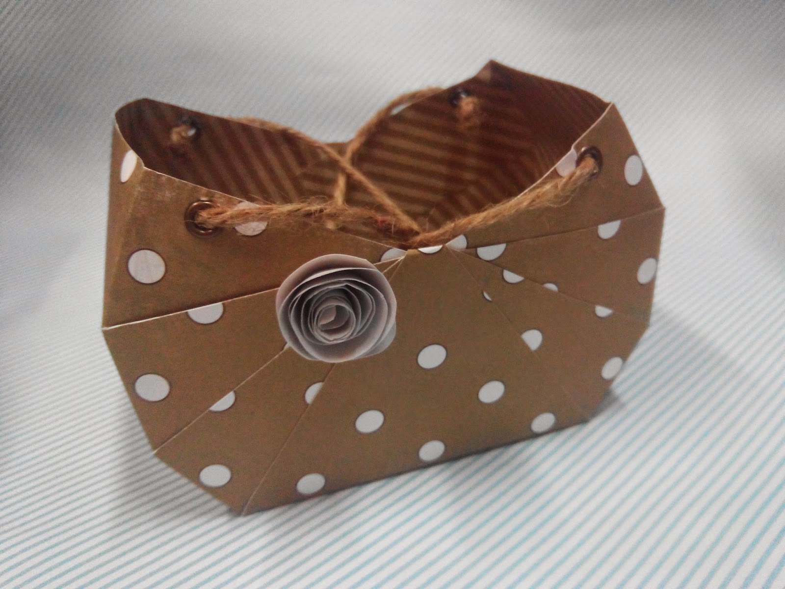 Bee Happy Crafts and DIY: Tutorial - Paper Basket