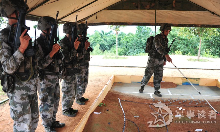 China Defense Blog: Photos of the day: The assault of a 9-man PLA ...