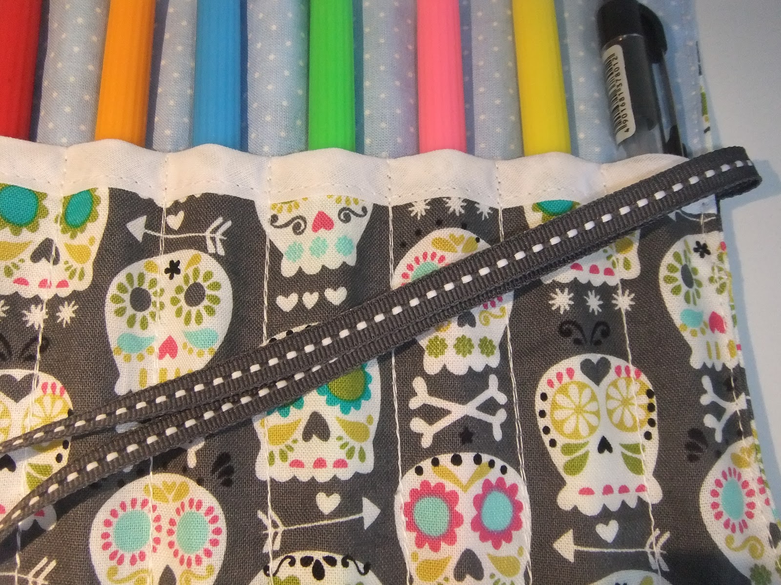Sew Scrumptious: Felt Tip / Pencil Roll Tutorial