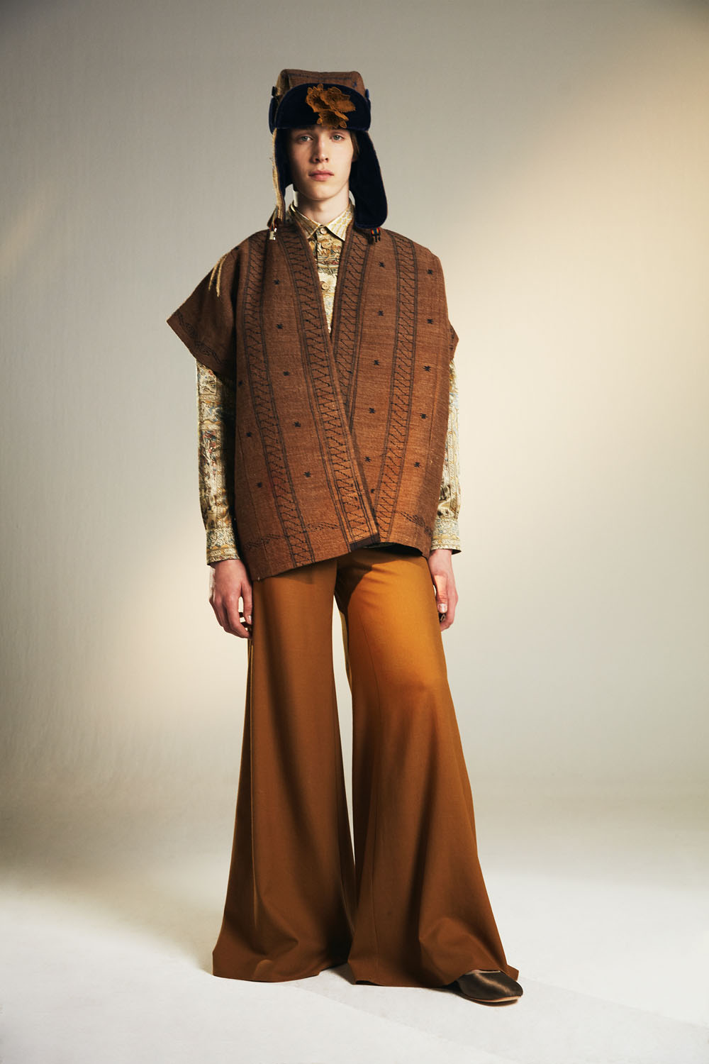 Hatice Gökçe explora la esencia oversize en su colección Fall-Winter 2021 Hatice Gökçe explora la esencia oversize en su colección Fall-Winter 2021