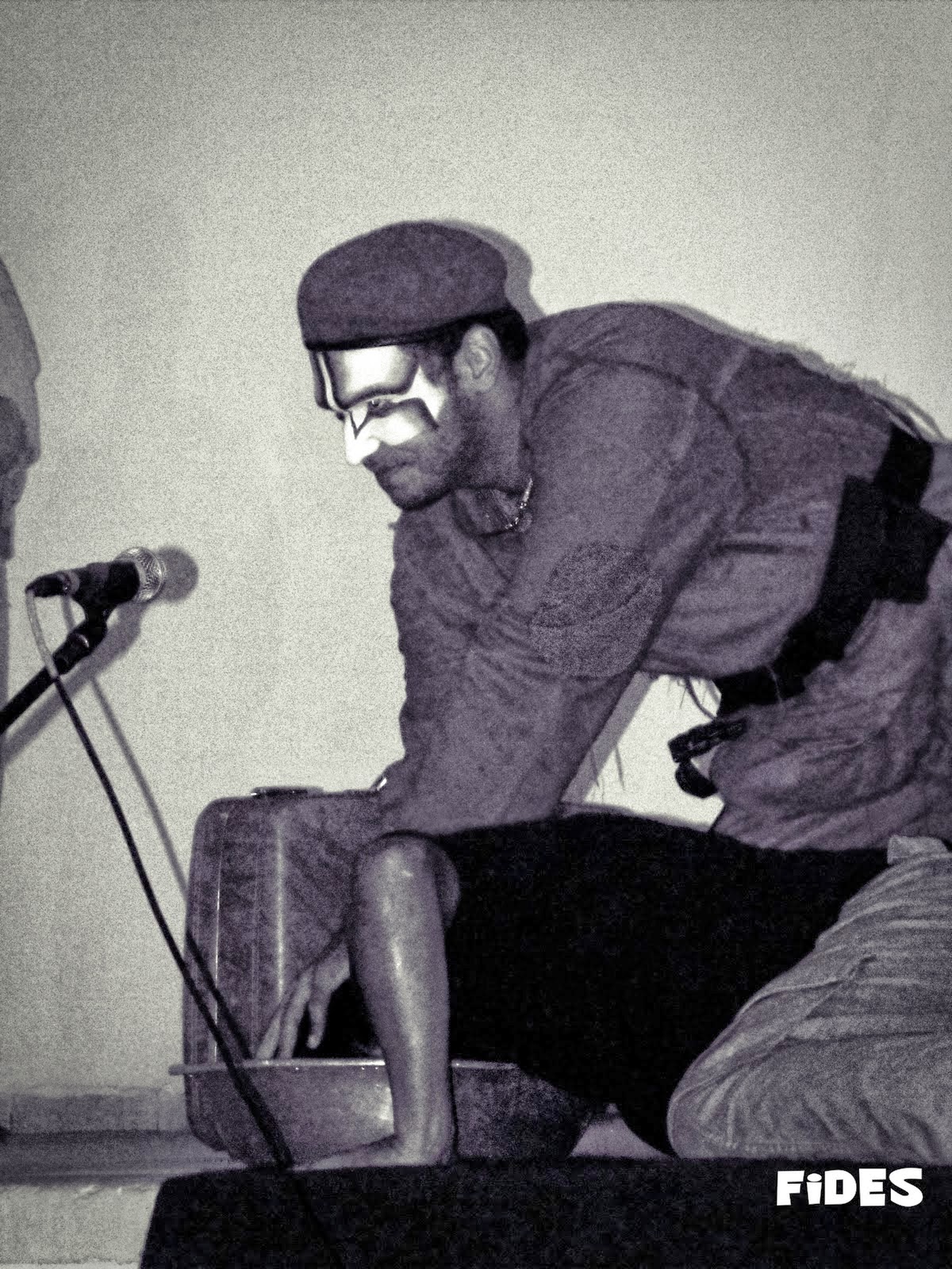 Uma de muitas cenas de TORTURA. Nesta imagem o afogamento.