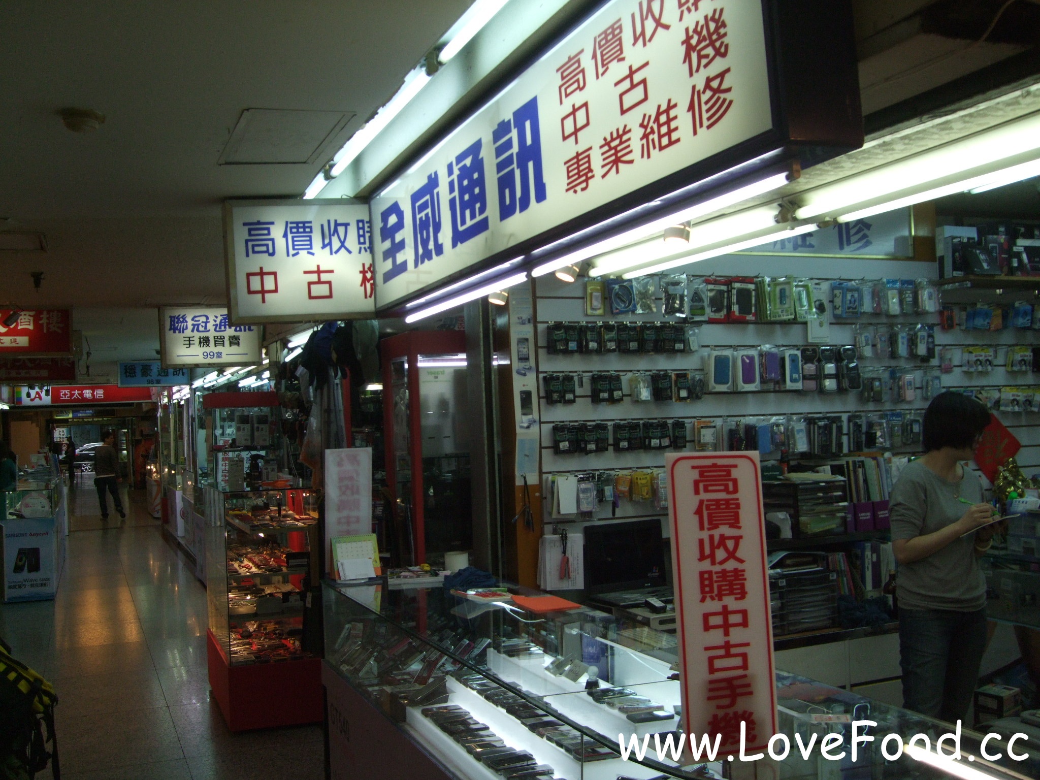 台北萬華-獅子林大樓-西門町買手機 各式尾牙主題服裝-shi zi lin da lou