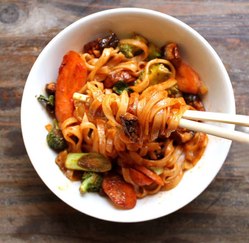 Nudler og portobellosopp i småhot marinade | Veganmisjonen