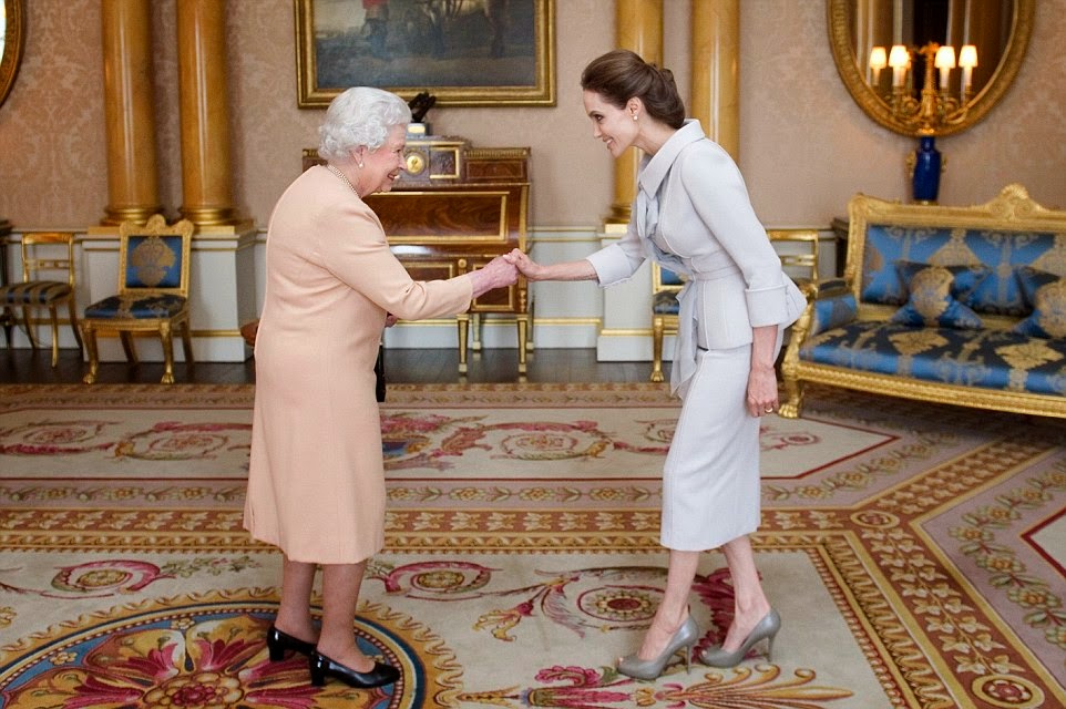 Tumanas Style Blog: Angelina Jolie es nombrada Dama de Honor por la ...