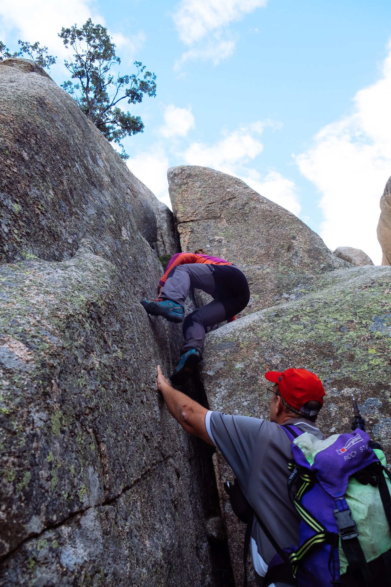 Senderos de ROCA HIERRO y AGUA: PEÑA SIRIO Y CUEVA DE LA MORA. 2 NOV 2020