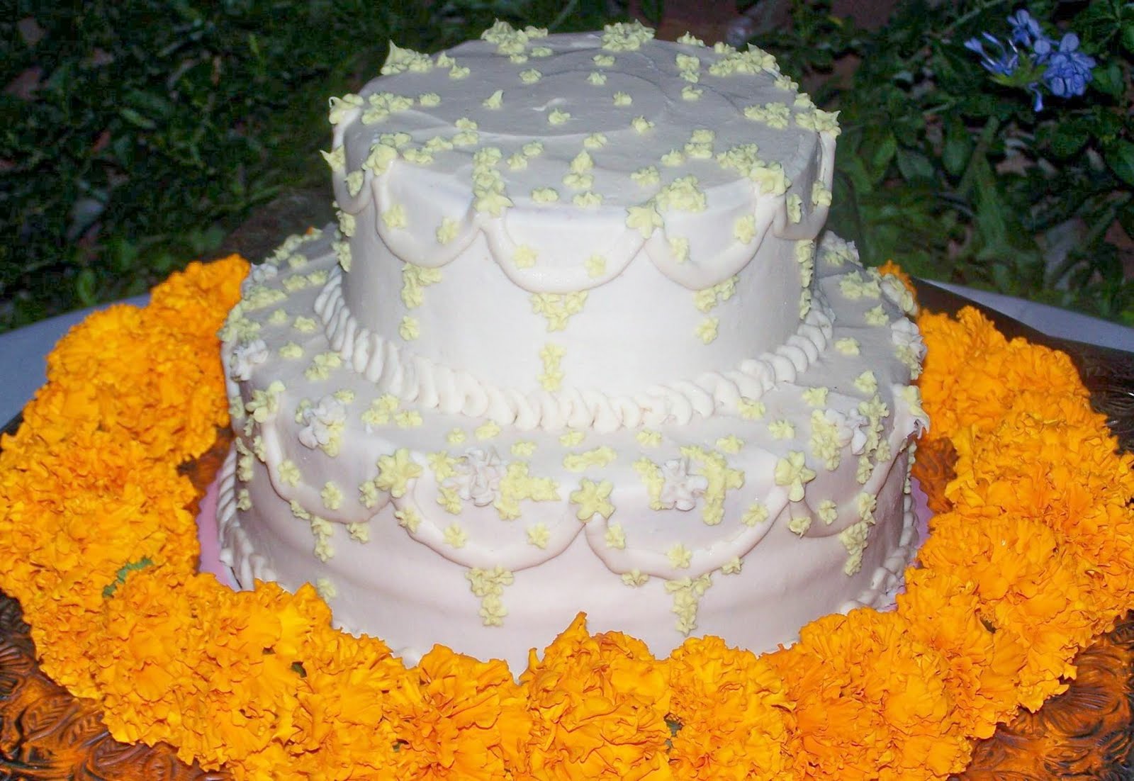 Where Lilacs Bloom: Sapphires & Marigolds Wedding: The Cake...