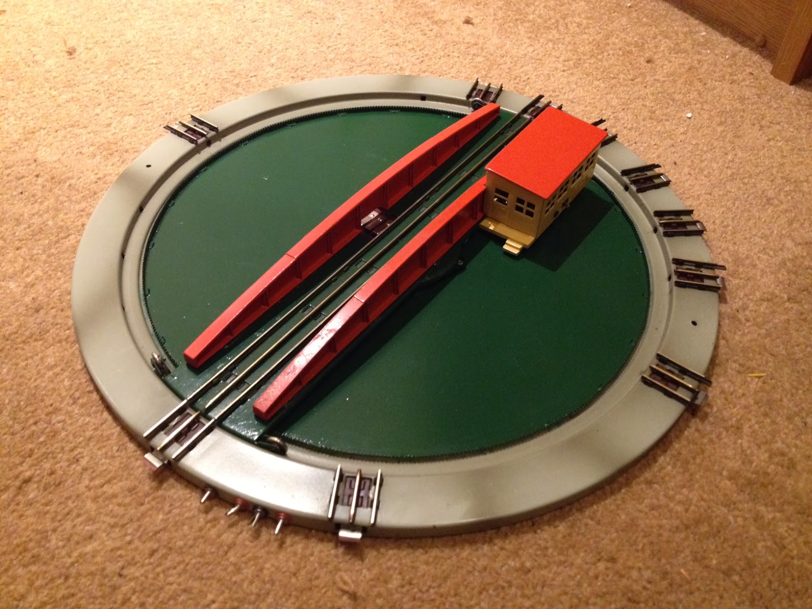Hornby Dublo 3 Rail: Turning the turntable part 2