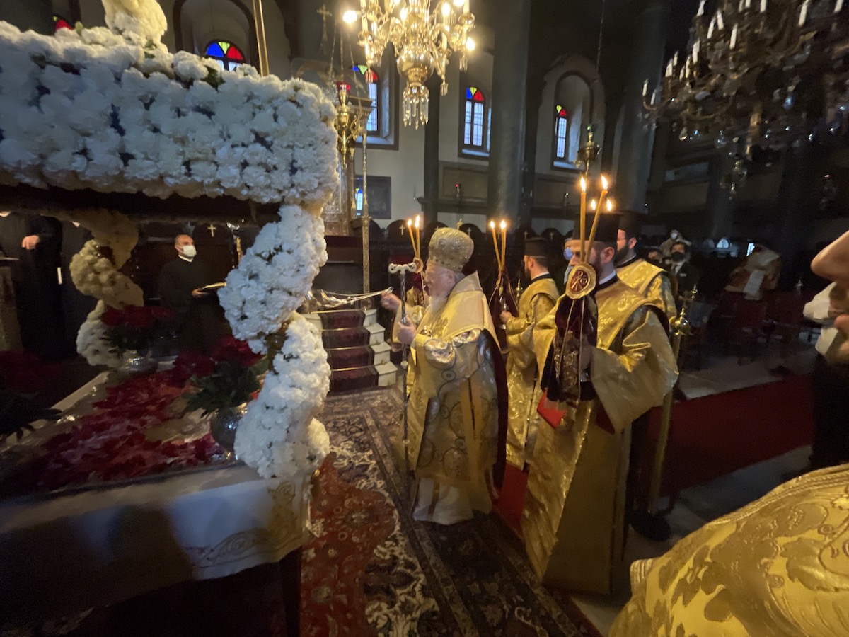 ΦΩΣ ΦΑΝΑΡΙΟΥ: Η ΑΚΟΛΟΥΘΙΑ ΤΟΥ ΕΠΙΤΑΦΙΟΥ ΣΤΟ ΦΑΝΑΡΙ (ΦΩΤΟ ΚΑΙ ΒΙΝΤΕΟ)