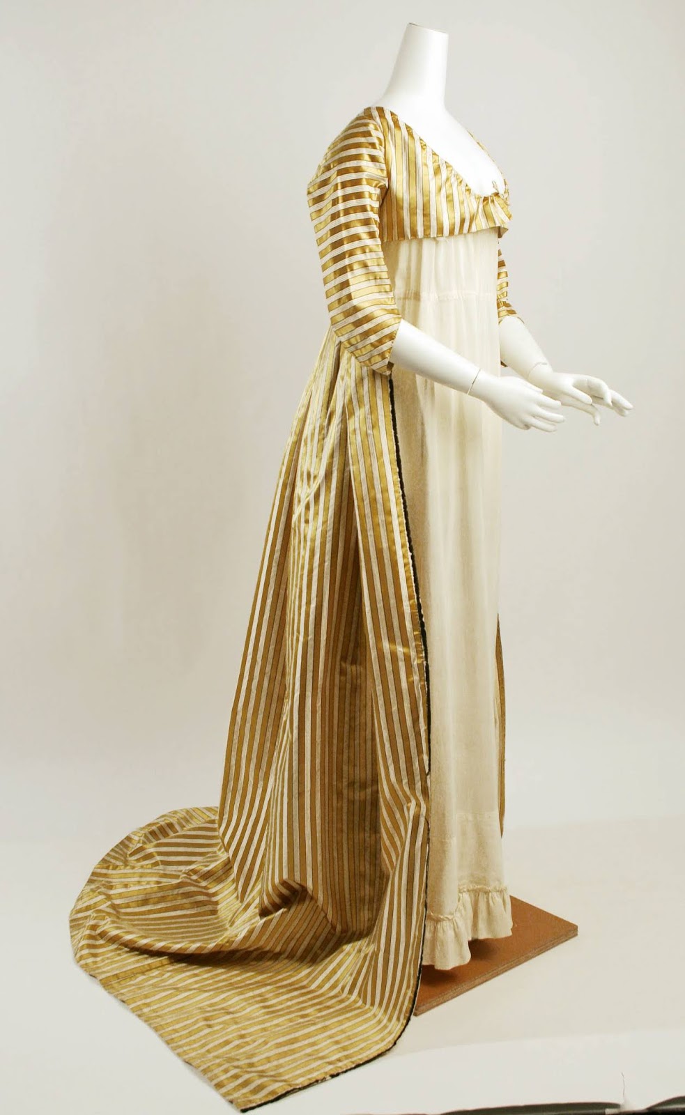 Eva's historical costuming blog: An open robe from the 1790s