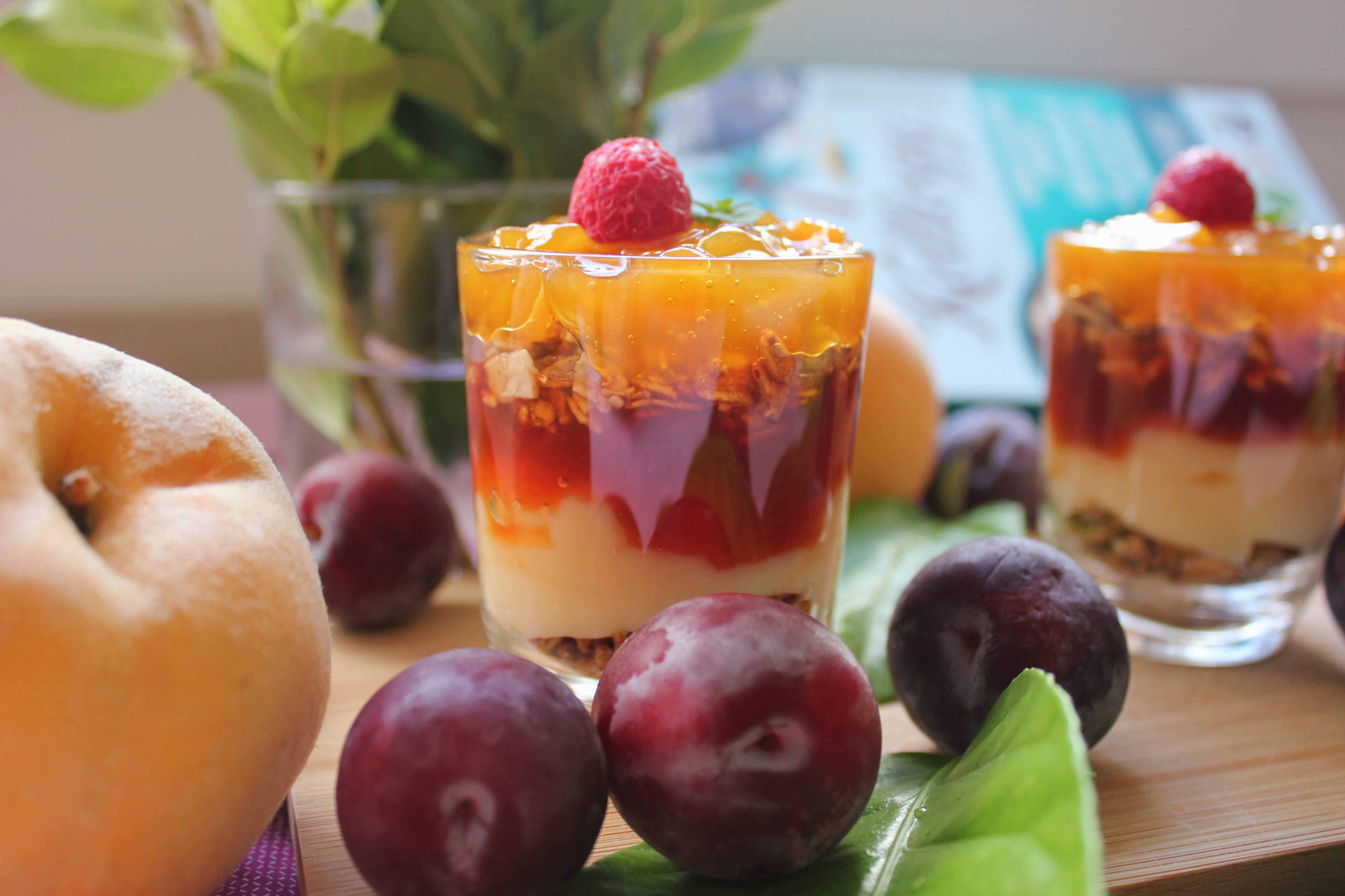 Vasitos de compota de frutas, crema pastelera y granola - Cocinando con ...