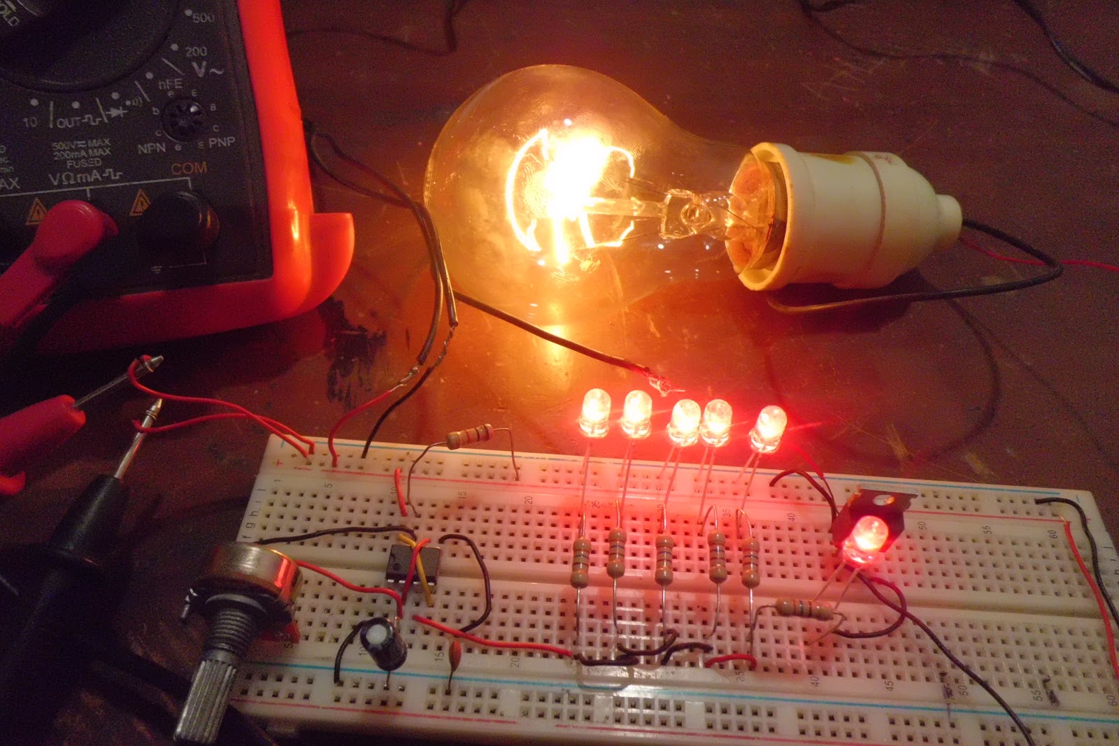 CIRCUITO ASTABLE CON EL NE555 | CON ETAPA DE POTENCIA BT136.