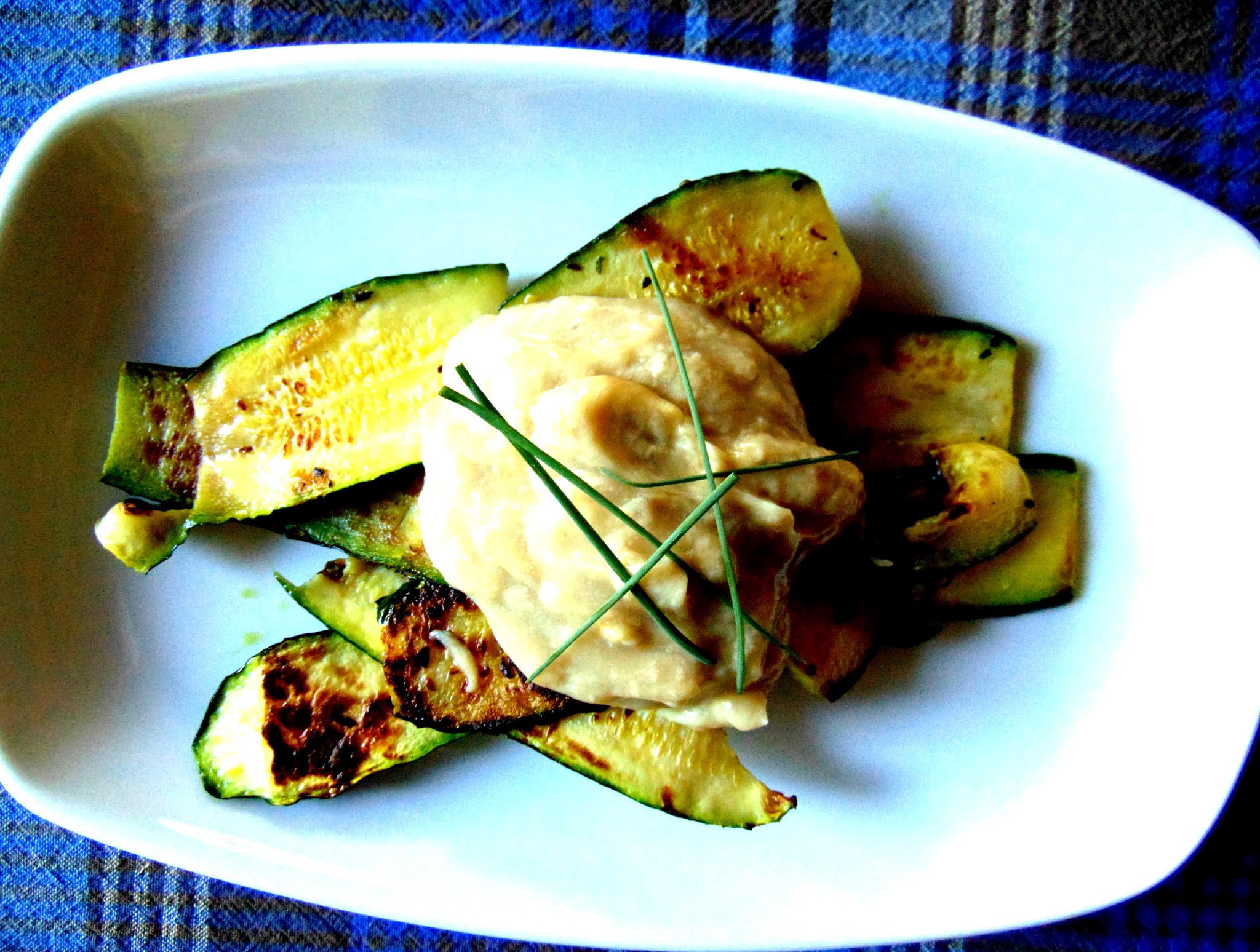 Courgettes grillées avec sauce au yogourt végétal et tahini