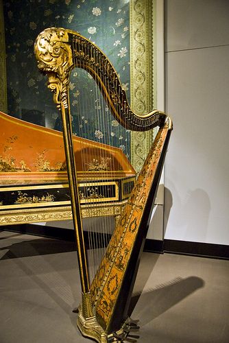 Eye For Design: Decorate Old World Style With Beautiful Antique Harps