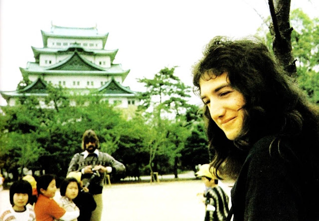 34 Candid Color Photographs of Queen’s First Visit to Japan in 1975 ...