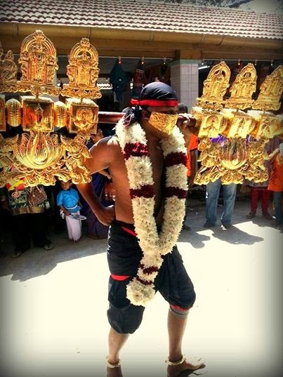 THE SEASON IN THE SUN BLOG: Kavadi Sindhu in Sannasimalai Andavar Temple