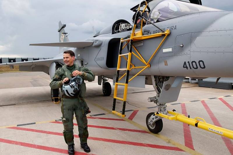 Brazilian Air Force pilot tells about his first flight in the Gripen E ...