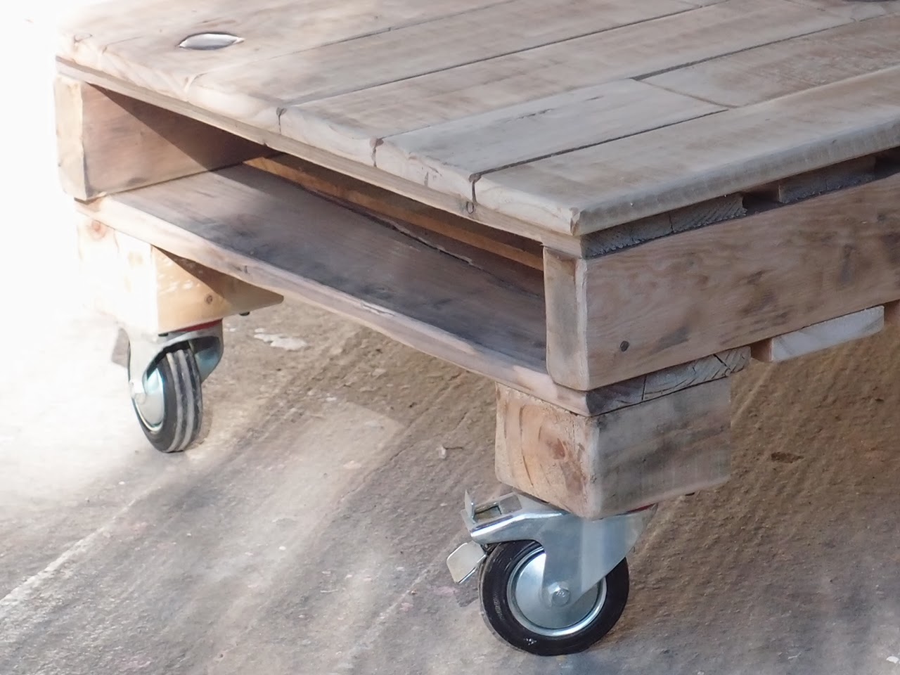 aaron-m: Coffee table - Pallet, casters and a slightly difrent look