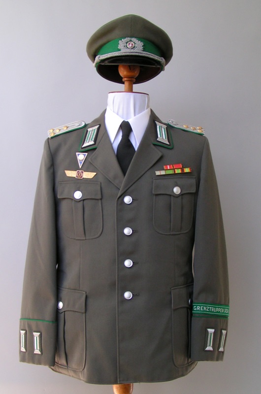 DDR Uniformen, Ausrüstung und Abzeichen: Uniformen aus dem Buch ...