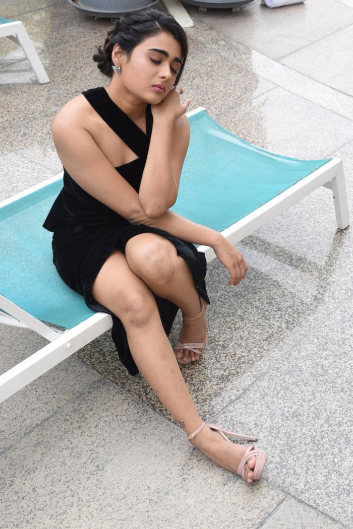 Beautiful Indian Girl Shalini Pandey Long Cross legs Thighs Beautiful Indian Girl Shalini Pandey Long Cross legs Thighs