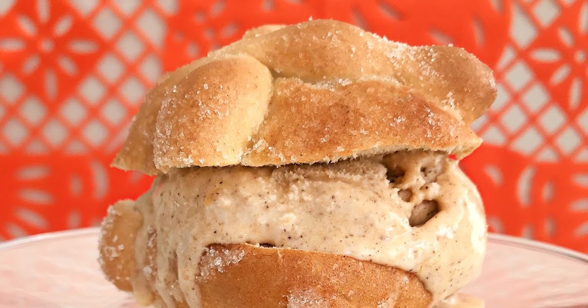 Pan de muerto relleno de helado de calabaza