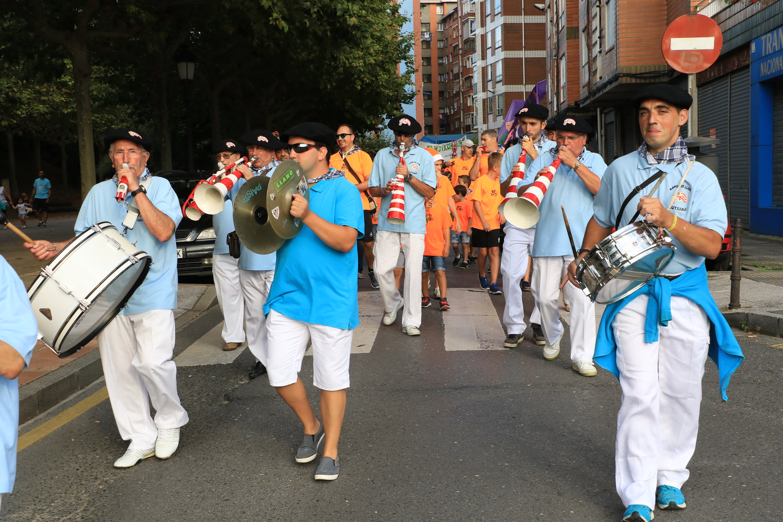 Una bajada de cuadrillas masiva abre oficialmente las fiestas de Retuerto