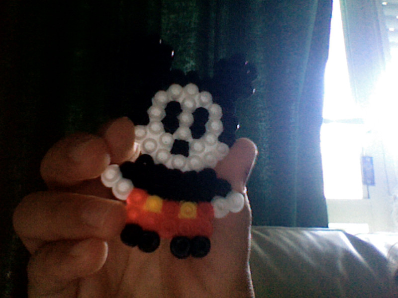 Mickey Mouse hecho con pyssla - Imagui