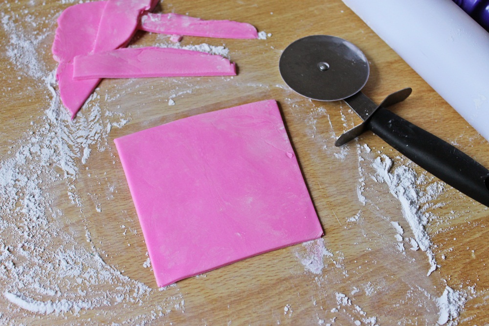 Mašna od fondana/ Fondant Bow – Just Cake The Cupcake