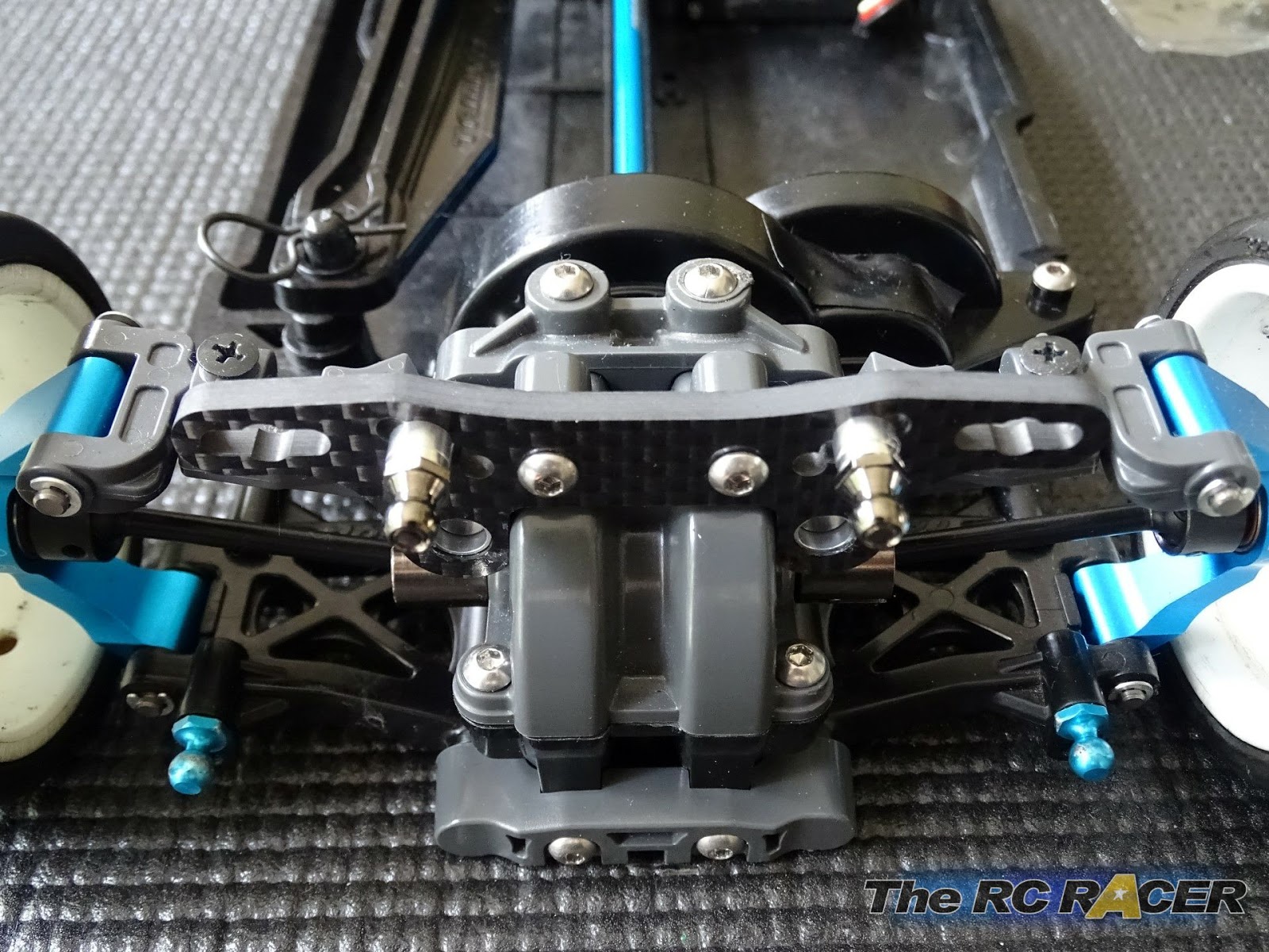 54947 TT02 carbon damper stay II Review | The RC Racer