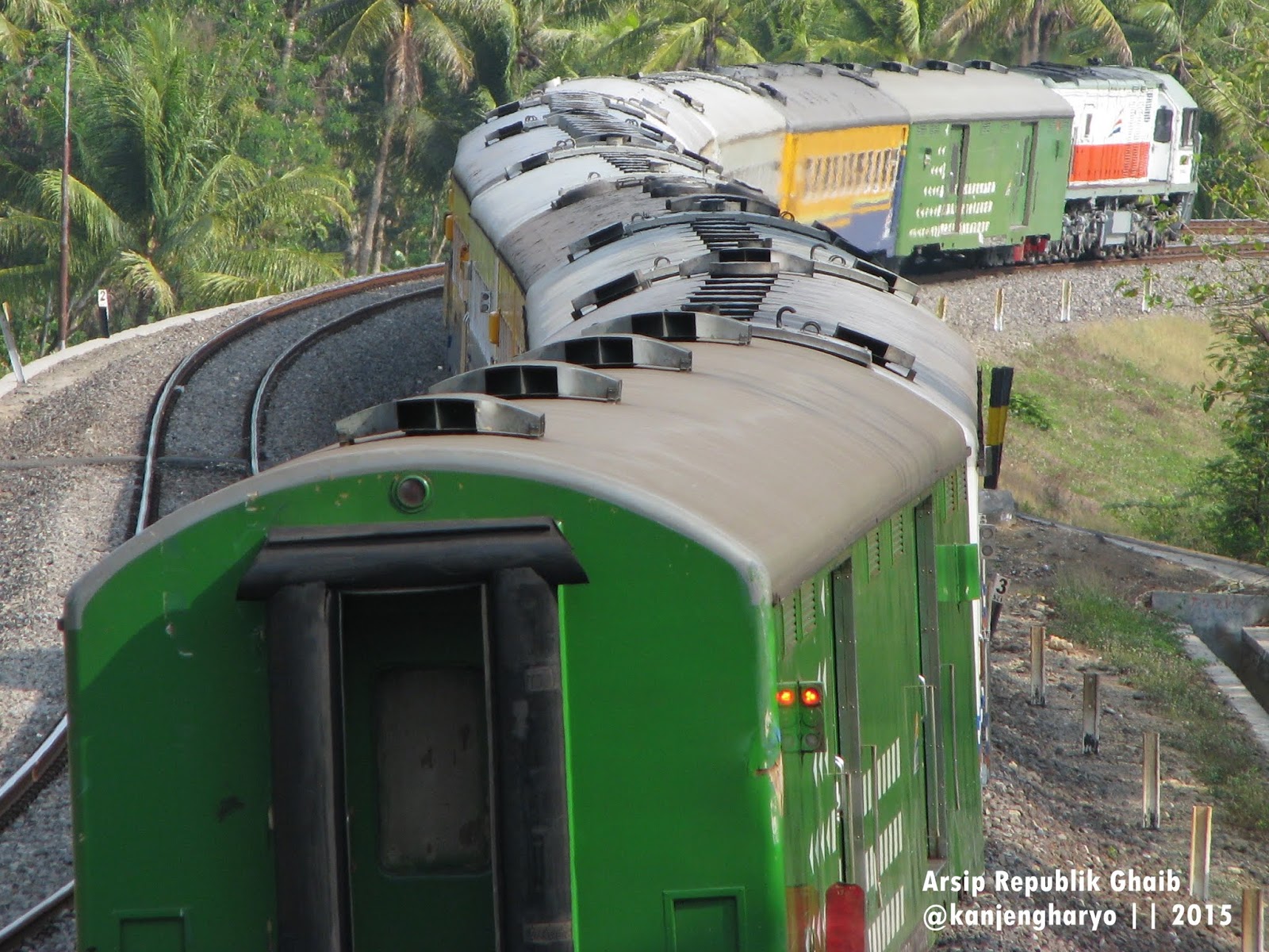 Kereta Api Indonesia: Lokomotif CC204 Menarik Rangkaian Panjang KA ...