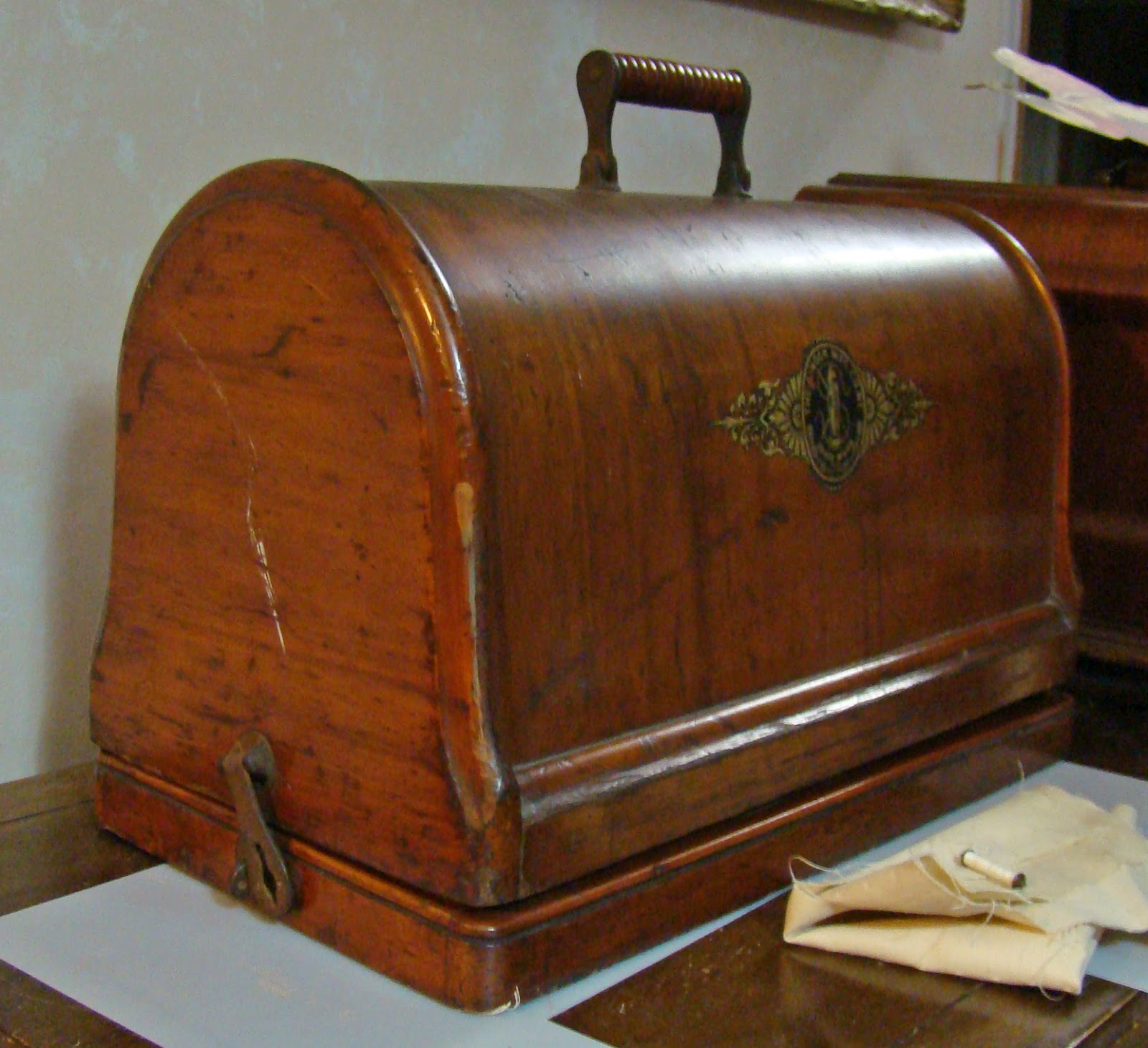 2knitwits: My Singer Model 12 handcrank with a fiddle base.