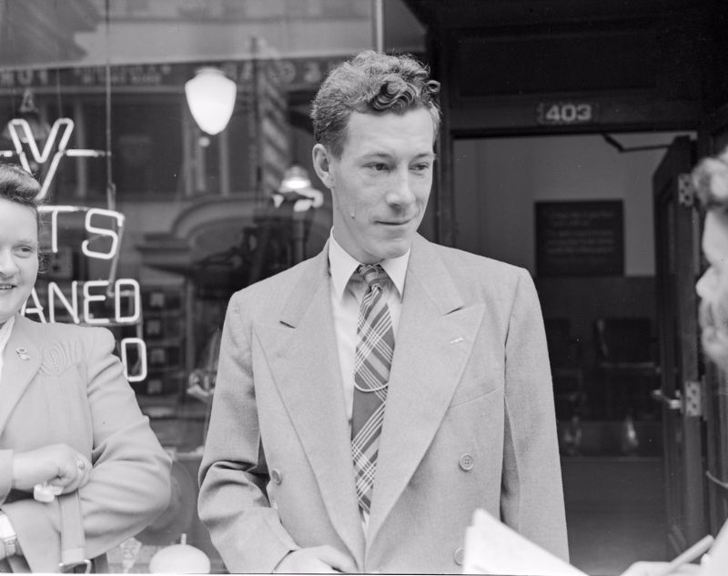 11 Rare Found Photos Capture A Young Beautiful Reporter of The Des ...