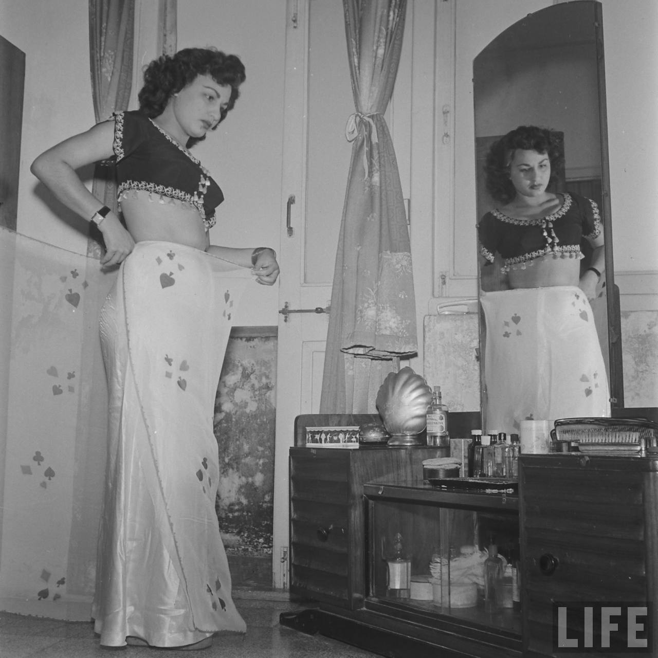 Hindi Movie Actress Begum Para Dressing in front of Mirror - 1951 ...