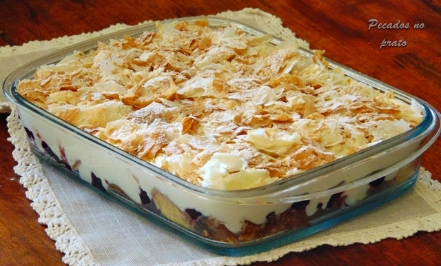 Pavê de bolo na taça com massa folhada - Receitas de pecados no prato