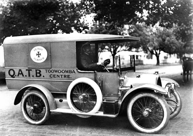 37 Historical Photos That Show Early Ambulances Over 100 Years Ago ...