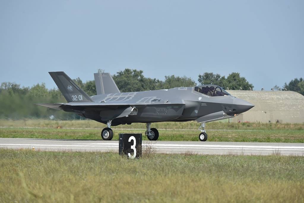 Italian Air Force deploys six F-35A jets in Sardinia to conduct ...