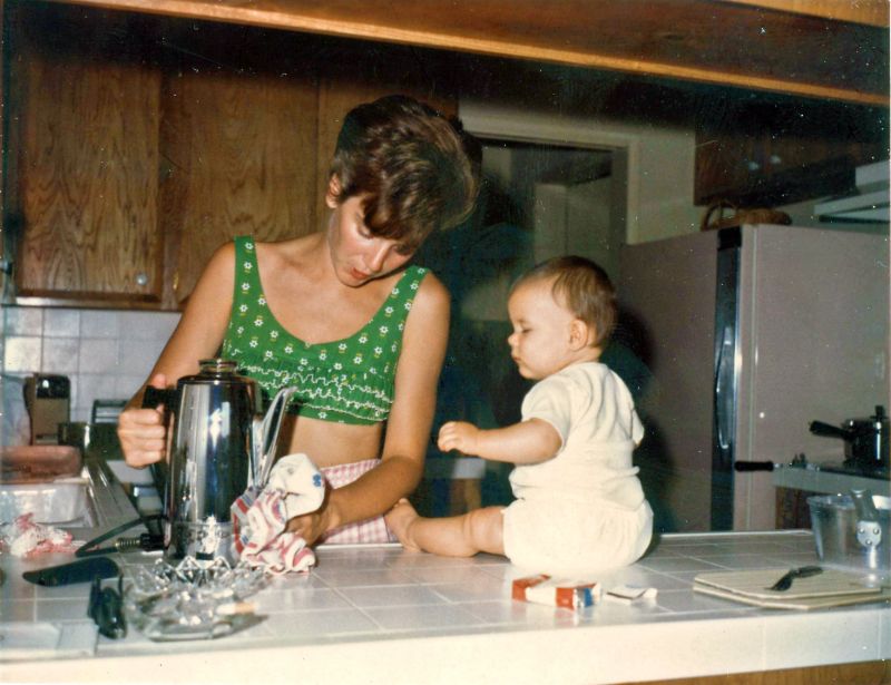 45 Vintage Photos of People at Their Kitchens From the 1960s ~ Vintage ...
