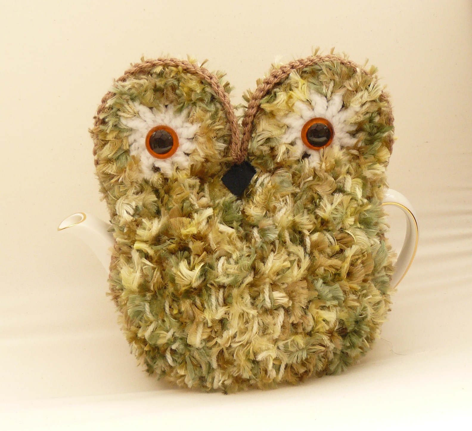 The Fluffy Duck: Handmade feathery owl tea cosy