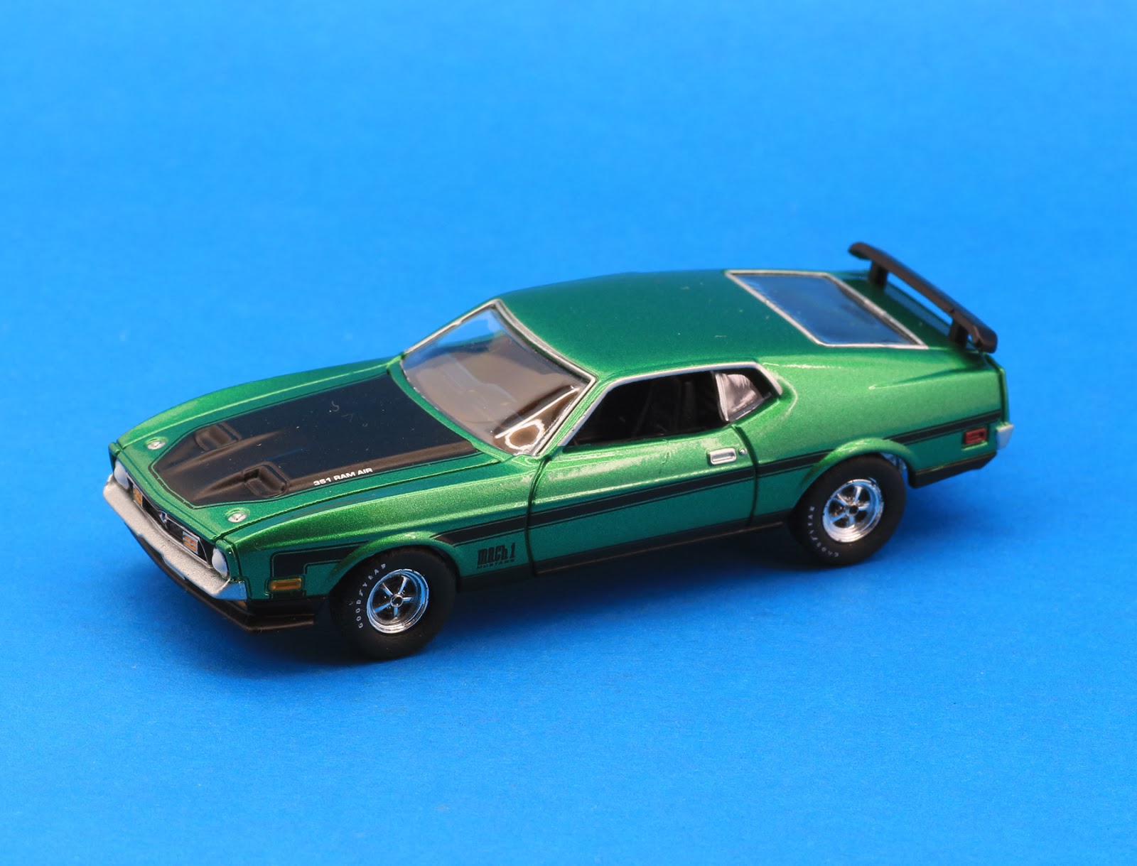 Incredible Mini Garage: Ford Mustang Mach 1 1971 Autoworld 1/64