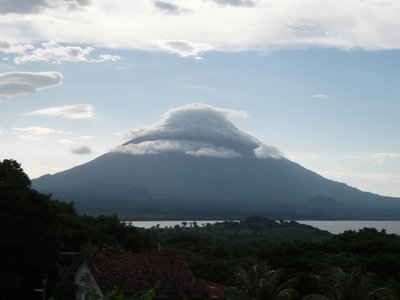 entornos / ... Nicaragua, volcán y frontera: Volcán Maderas,... pequeño ...