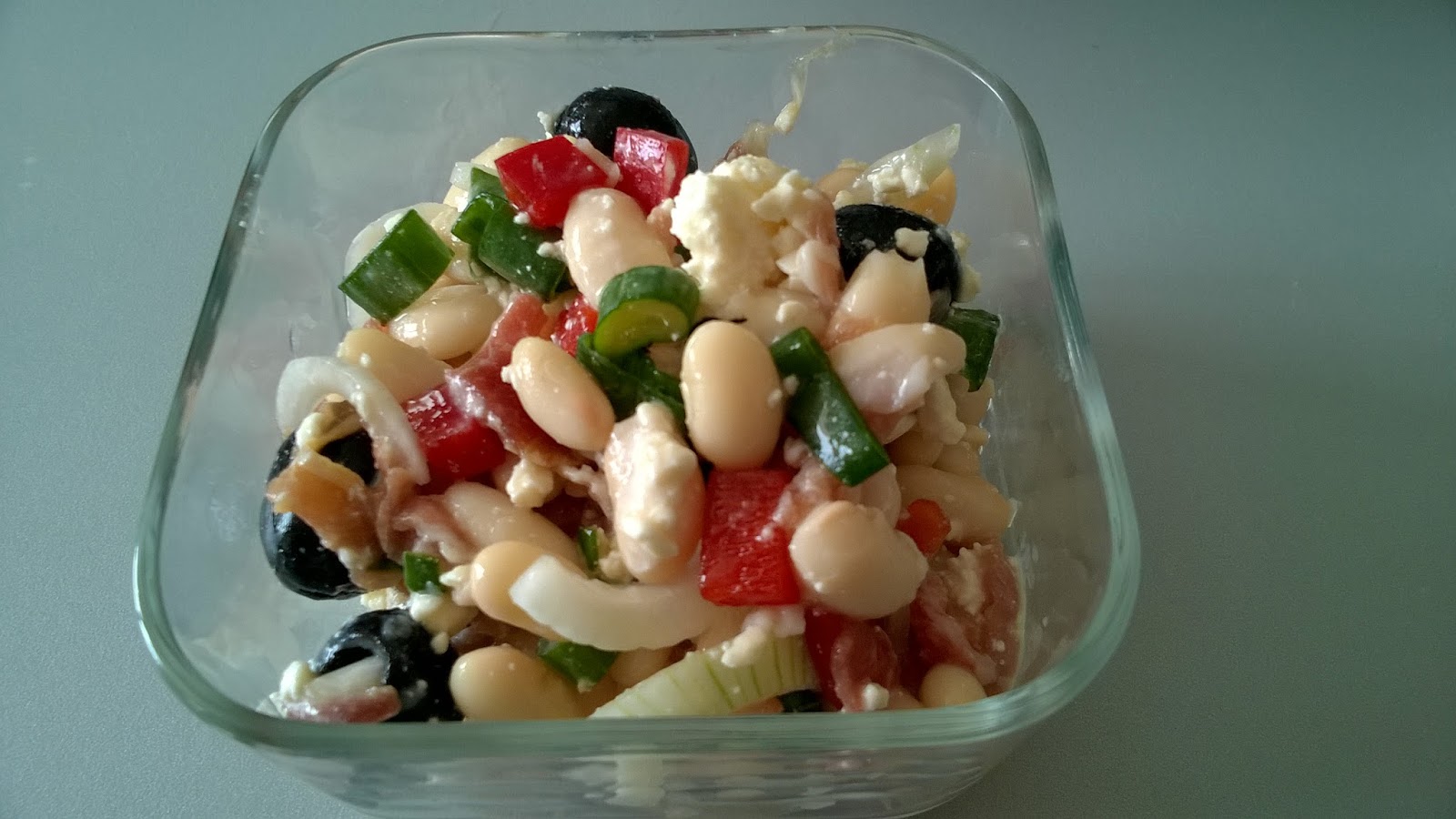 Salade de haricots blancs, jambon, olives et poivrons rouges