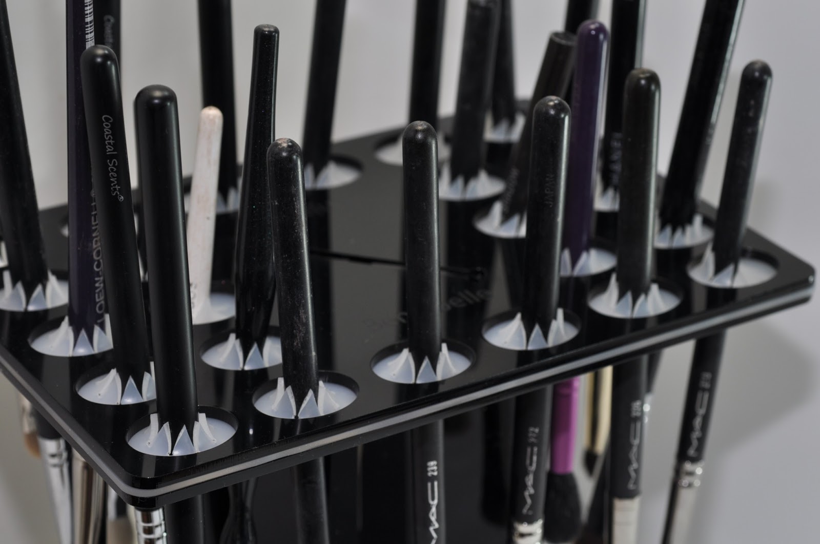 Benjabelle Makeup Brush Tree Mini Review - The Shades Of U