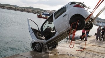 ΜΕ ΕΝΑ ΑΝΘΡΩΠΙΝΟ ΚΕΦΑΛΙ ΚΑΙ ΓΕΜΑΤΟ ΚΟΚΑΛΑ ΒΡΕΘΗΚΕ ΑΥΤΟΚΙΝΗΤΟ ΒΥΘΙΣΜΕΝΟ ...
