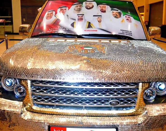 Cmendurite e Sheikeve ne Dubai, mbulojne Range Rover me monedha ari ...