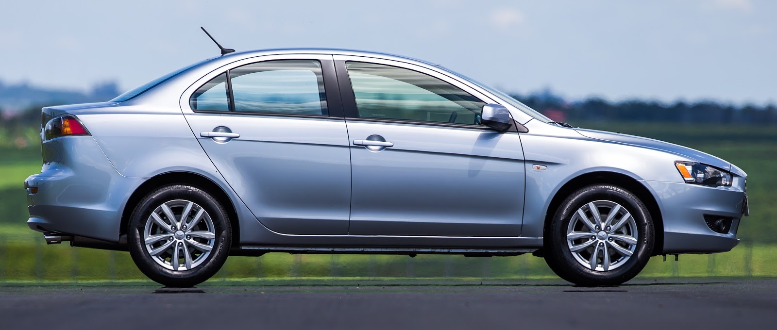 Mitsubishi Lancer estreia linha 2018 com duas versões