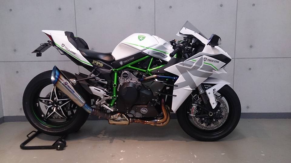 Motor Races: Kawasaki Ninja H2 by Trickstar