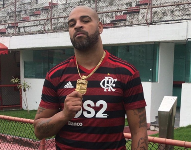 Adriano Imperador veste camisa do Flamengo, posa com Pablo Marí e grava ...