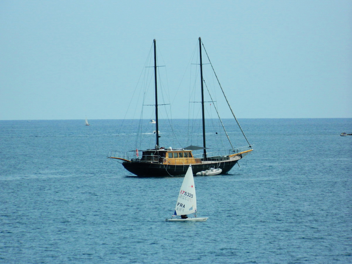 LA MULTI ANI, ROMANIA!: Mici barci cu vele printre marile ambarcatiuni