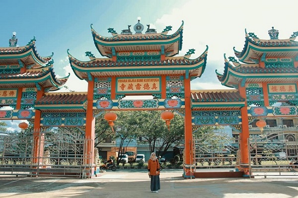 Dua Vihara Terbesar di Pontianak Berdiri Berdampingan - TᖇᗩᐯEᒪEᖇIEᑎ